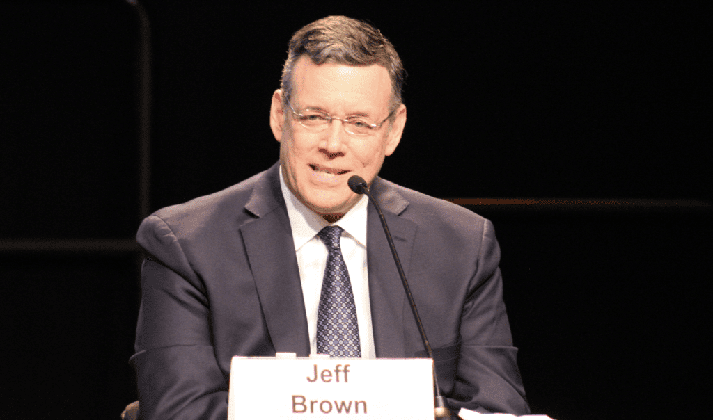 市长候选人杰夫·布朗Jeff Brown因竞选资金问题被起诉, 外媒报道该事件与76人队在中国城建场馆有联系